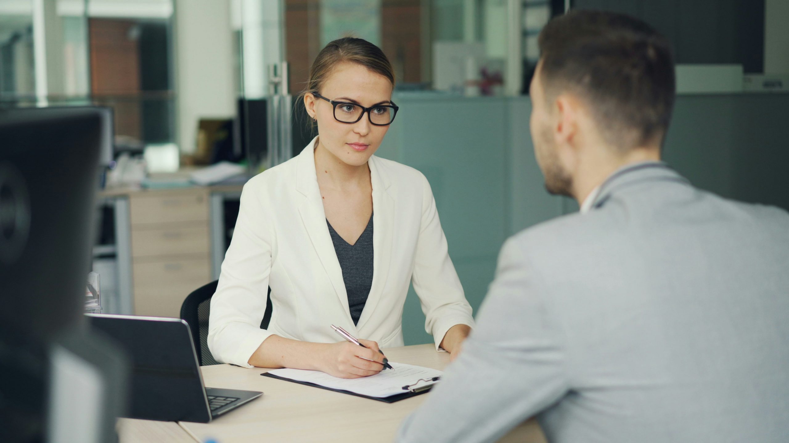 What Do Recruiters Look for in a Resume? Key Elements You Must Include ...